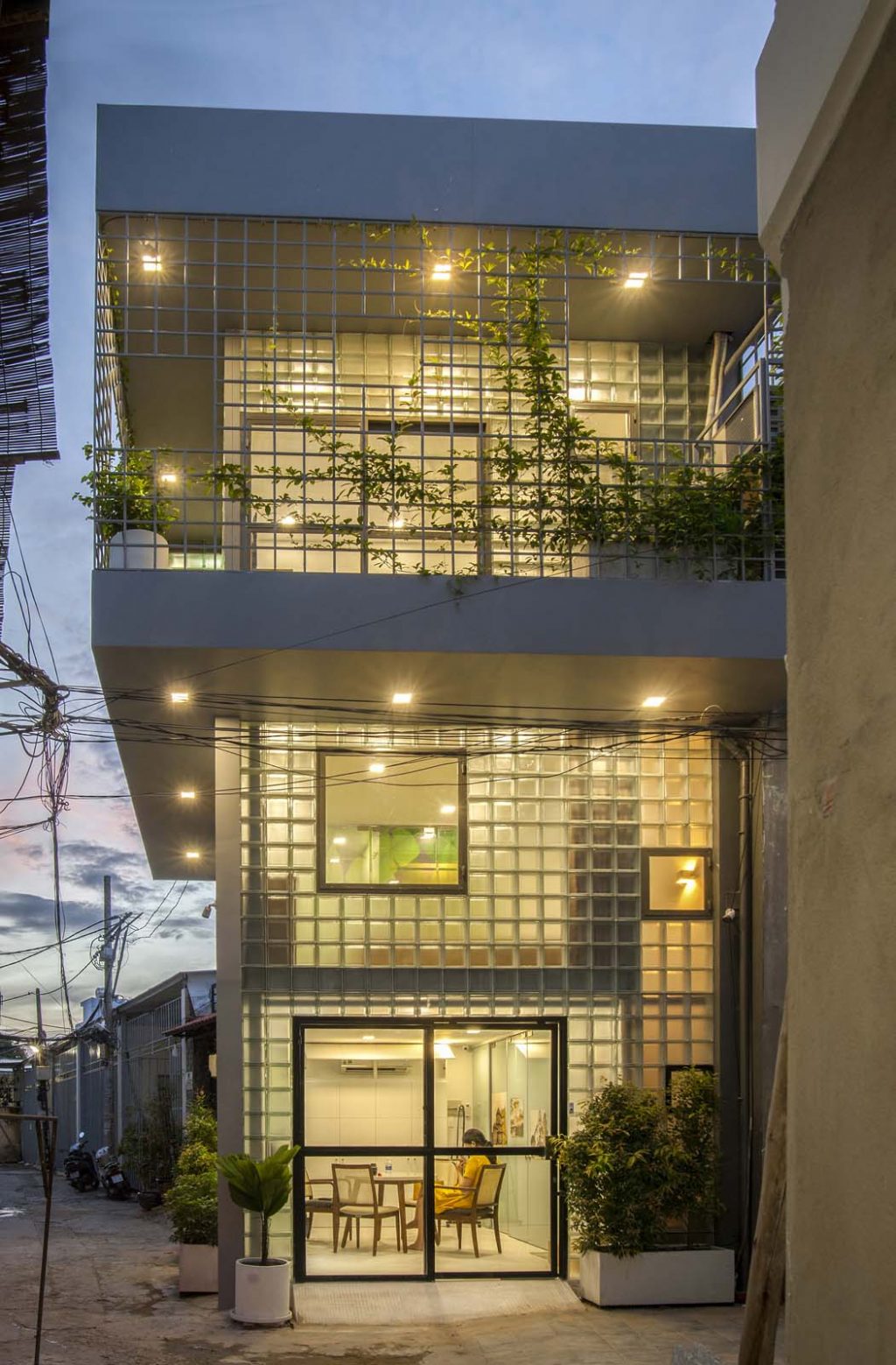 GLASS BLOCK HOUSE รีโนเวตบ้าน โทรมเป็นบ้านเรืองแสงด้วย “บล็อกแก้ว”
